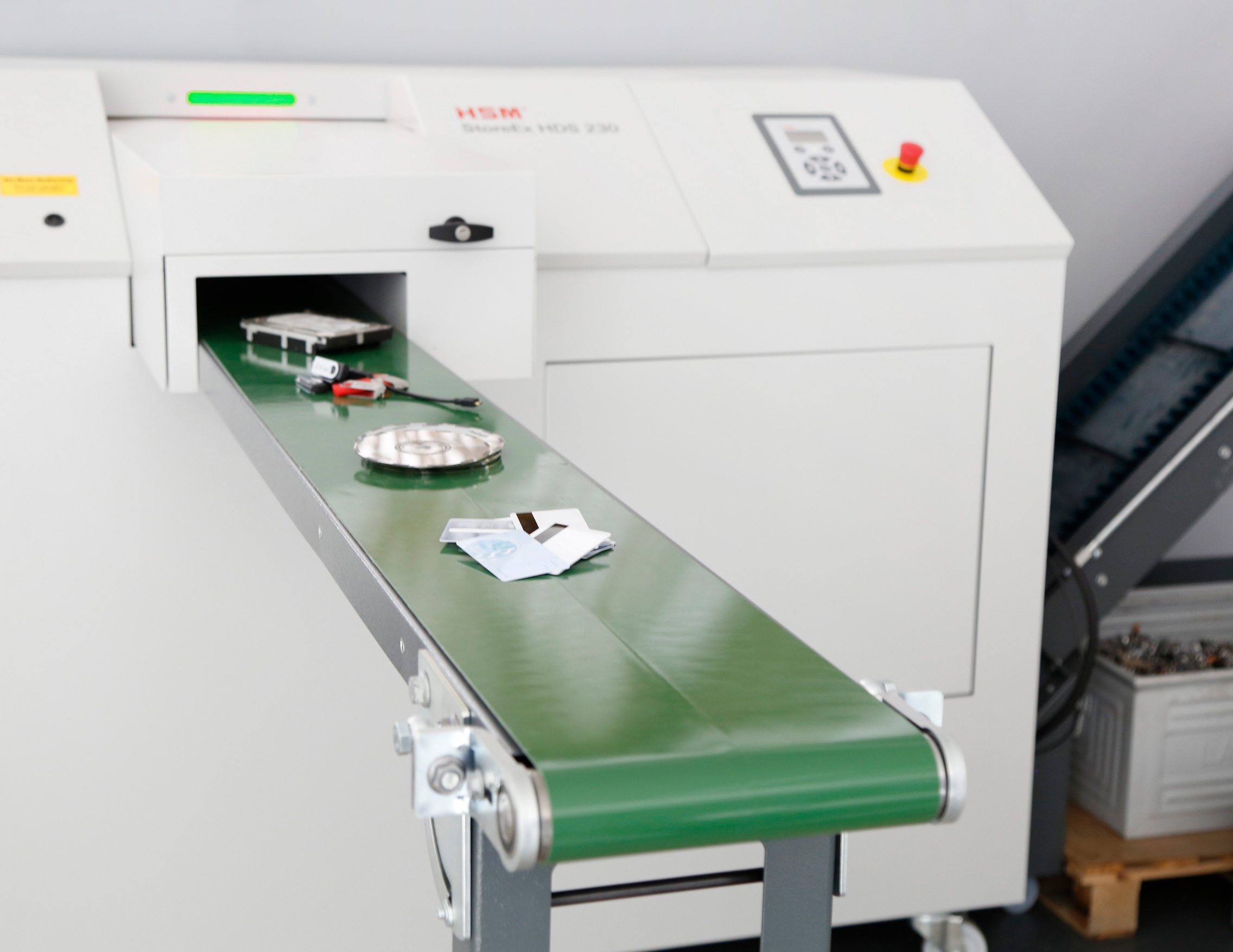 Material feed via conveyor belt - HDS 230 | Consumable Materials ...